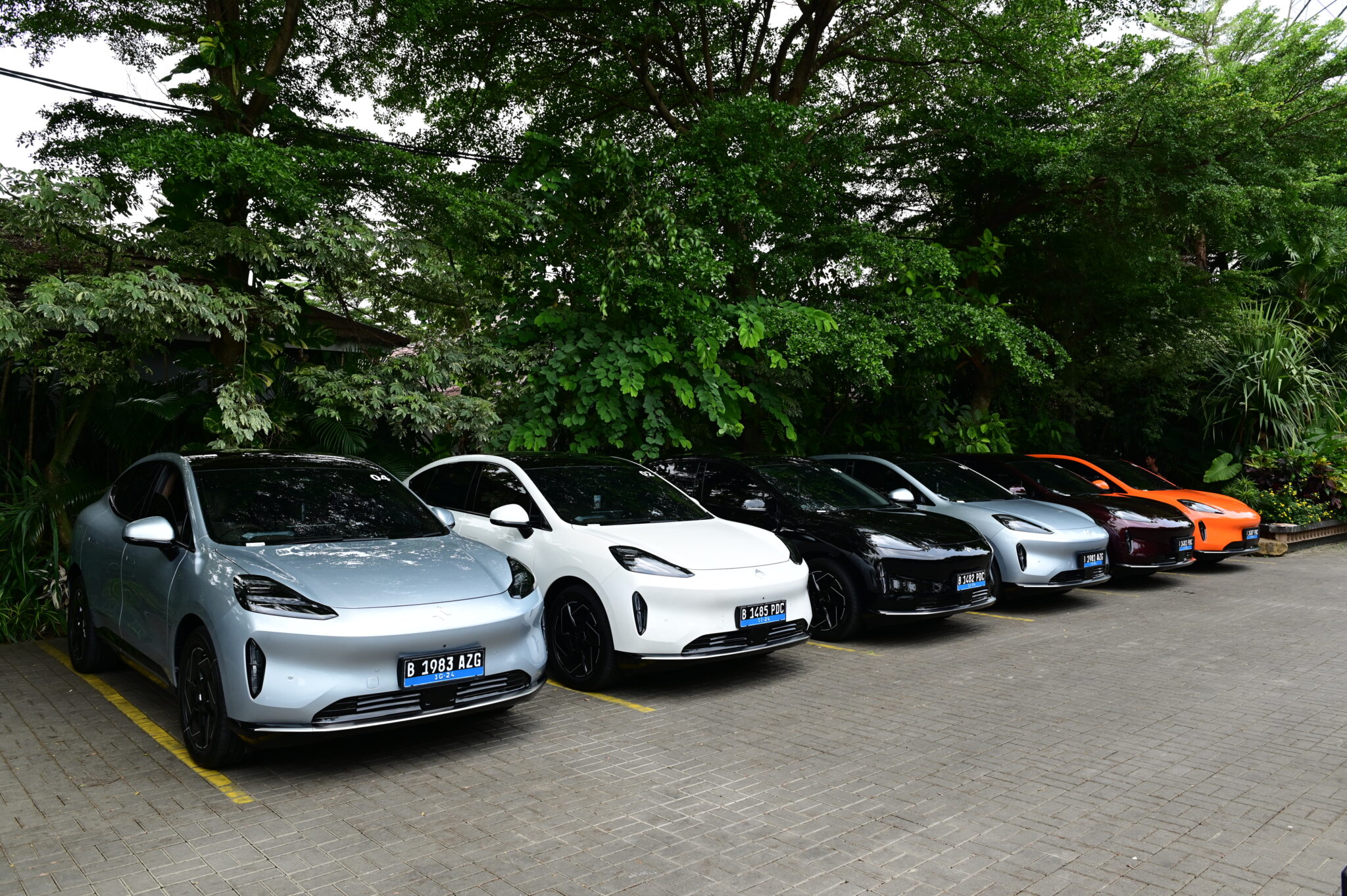 Mengisi Daya Baterai di Charging Station Mobil Listrik - AION